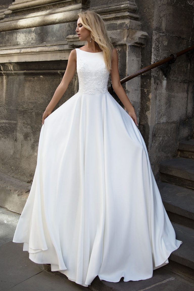 Robe De Mariée Fluide Avec Dentelle Sur Le Bustier Oksana Mukha Paris